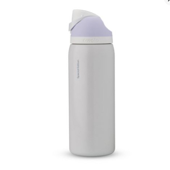 owala | Dining | Snow Globe Holiday Limited Edition Owala 32oz Freesip ...